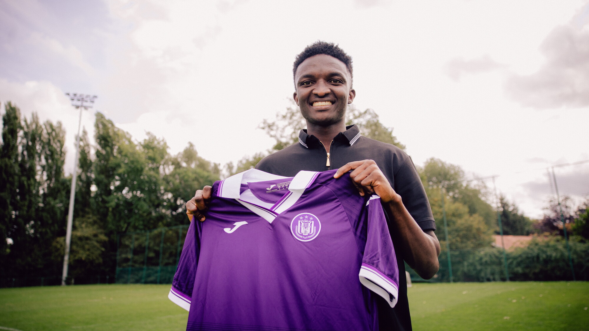 18-year-old Babatunde Akomolede signs with the Mauves | RSC Anderlecht