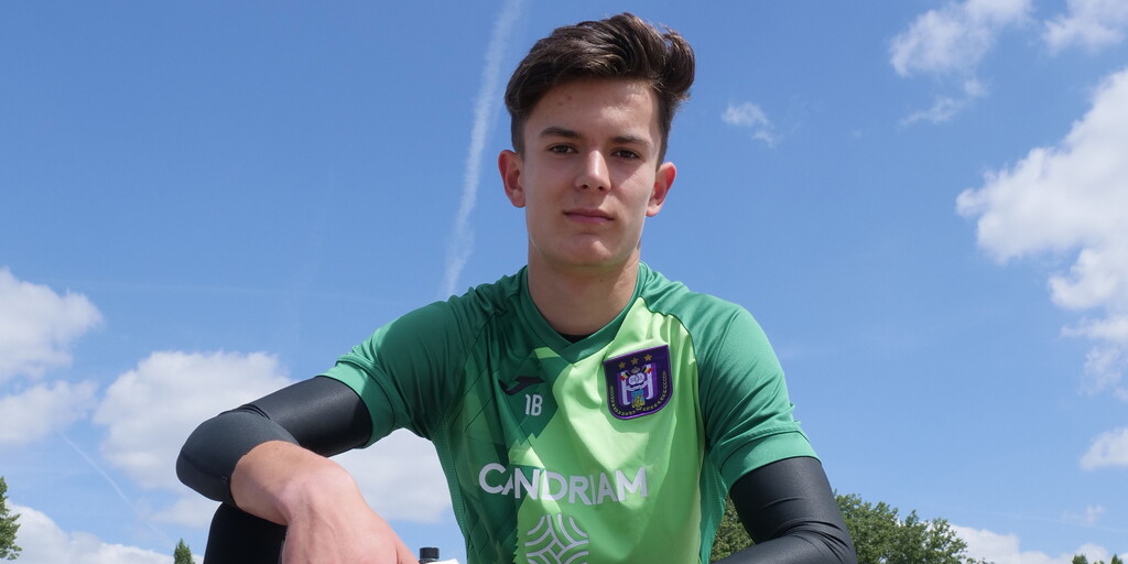 Timon Vanhoutte tekent eerste profcontract | RSC Anderlecht